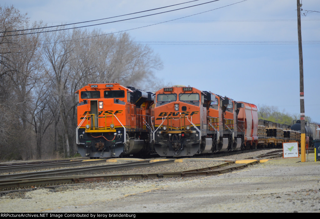 BNSF 8439 pulls up beside the KCKMEM